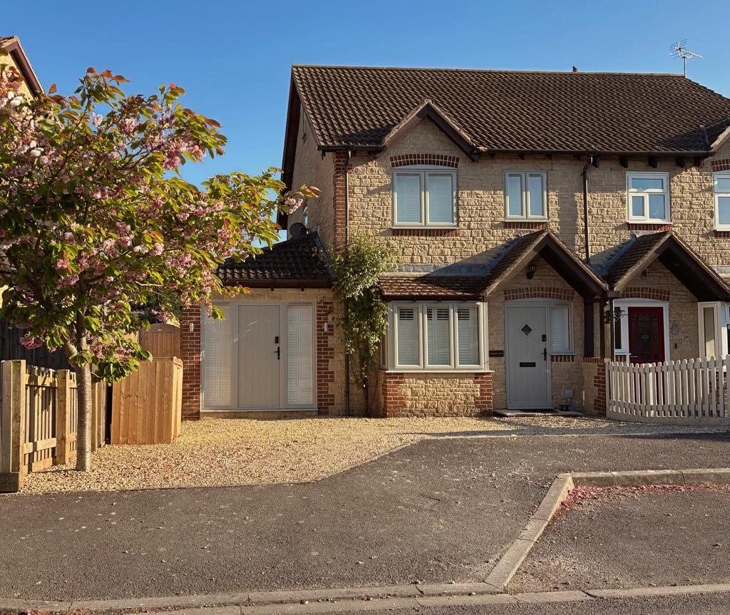 St Marys Close, Bradenstoke, SN15 4 bed semi-detached house - £399,995