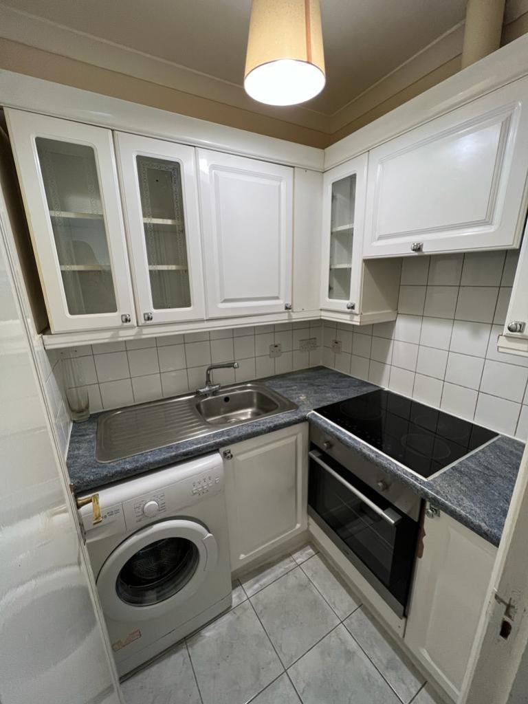 Hammersmith Road, London, W14 0QH 2 bed flat - £1,733 pcm (£400 pw)