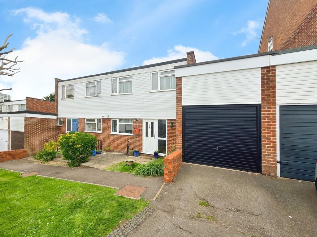 Medway Court, Basingstoke RG21 4 bed semi-detached house - £1,450 pcm ...