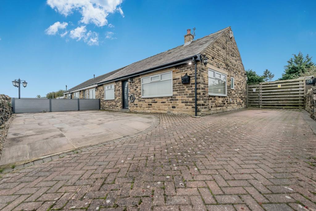 All Alone Road, Idle, Bradford, BD10 3 bed bungalow - £250,000