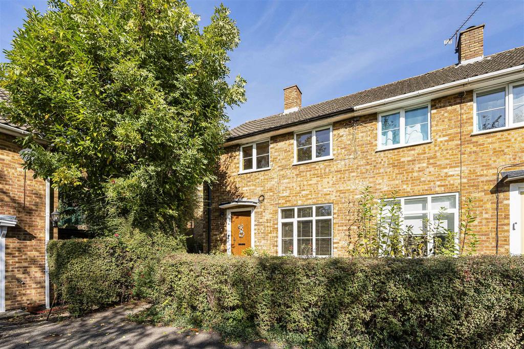 Rayfield, Welwyn Garden City 3 bed semi-detached house - £595,000