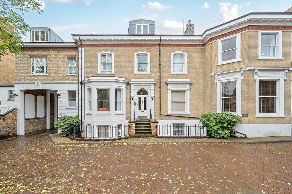 Cavalry Gardens, Putney, London, SW15 1 bed flat - £2,300 pcm (£531 pw)