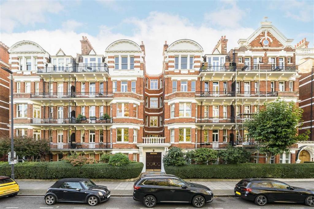 Prince Of Wales Mansions, London SW11 2 bed flat - £2,400 pcm (£554 pw)