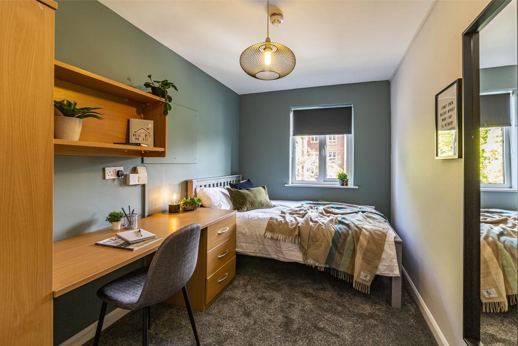 Russell Street, Nottingham NG7 6 bed house - £4,223 pcm (£975 pw)