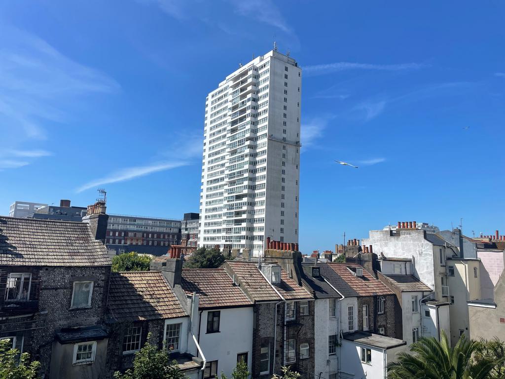 2C Sussex Heights, St Margarets... 2 bed flat - £190,000