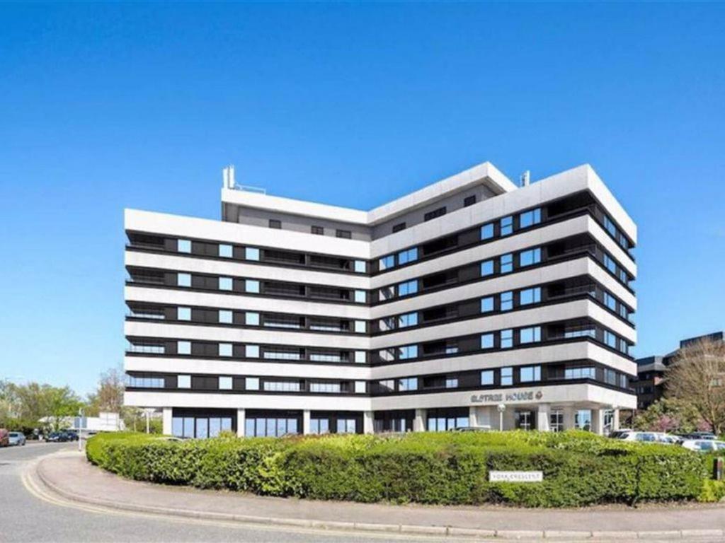 Elstree Way, Borehamwood 2 bed flat - £1,700 pcm (£392 pw)