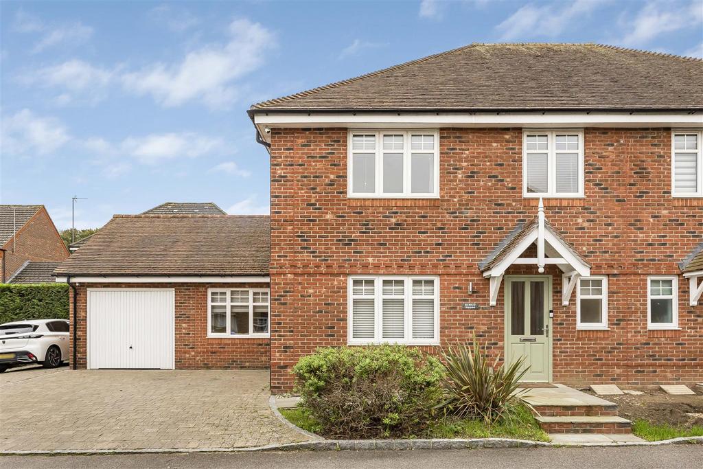 The Warren, Three Mile Cross, RG7 4 bed semi-detached house - £600,000