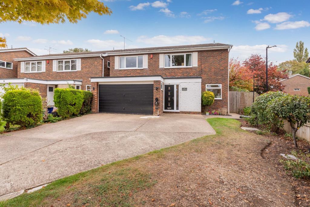 Ray Park Avenue, Maidenhead SL6 4 bed detached house - £850,000