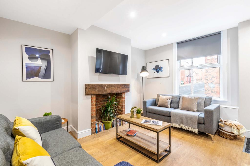 Harold Grove, Leeds LS6 4 bed house - £2,479 pcm (£572 pw)