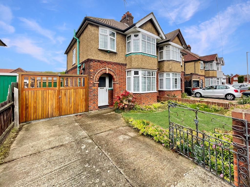 Stoneygate Road, Luton, Bedfordshire... 3 bed semi-detached house - £ ...