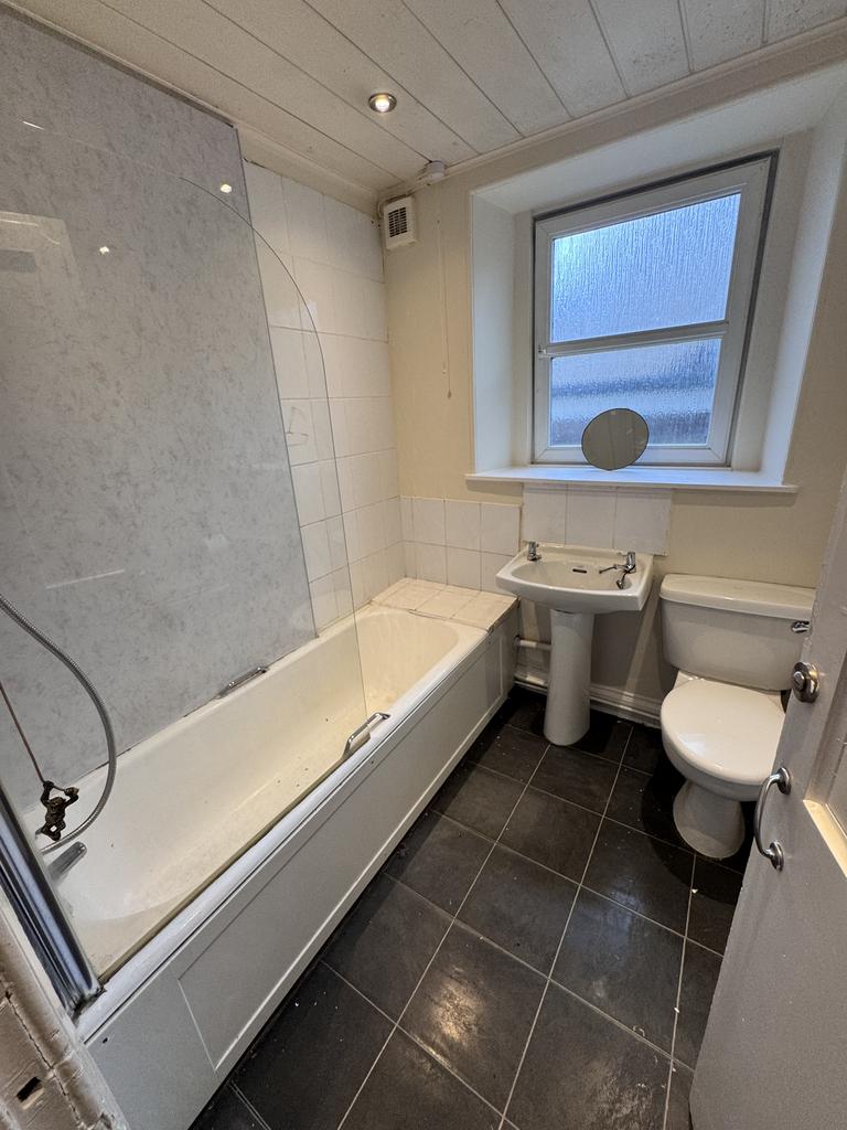 Channel Street, Galashiels TD1 3 bed flat to rent - £650 pcm (£150 pw)