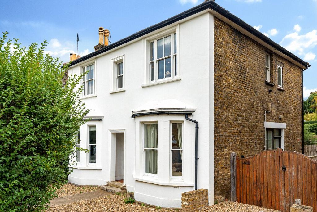 Medfield Street, Putney Heath... 2 bed flat - £2,600 pcm (£600 pw)