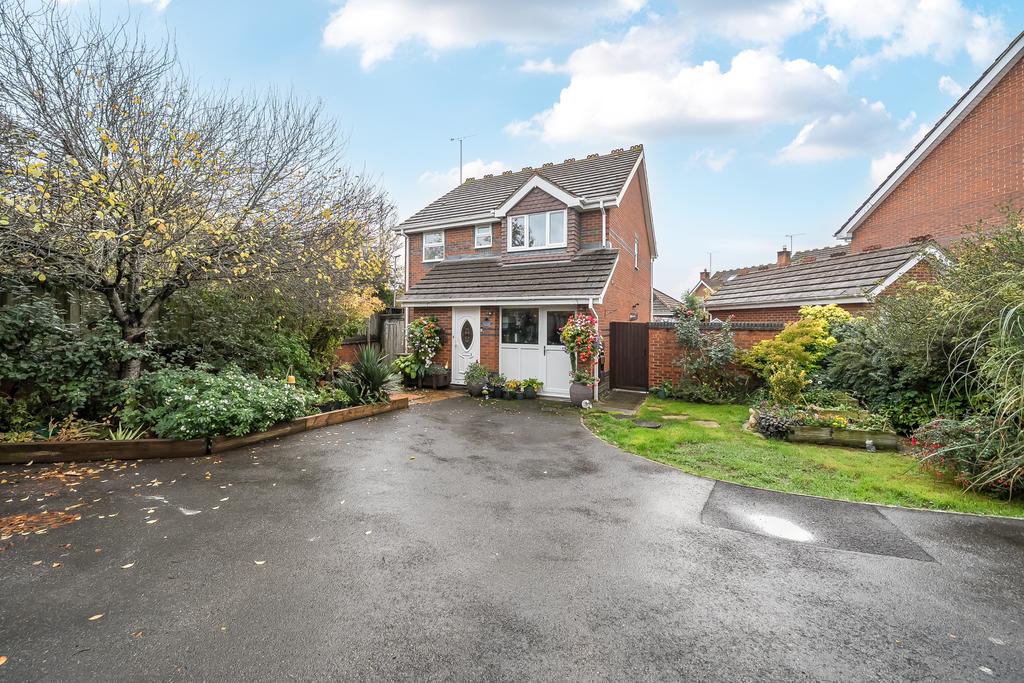 Squires Copse, Swindon, SN5 5HB 3 bed detached house - £375,000