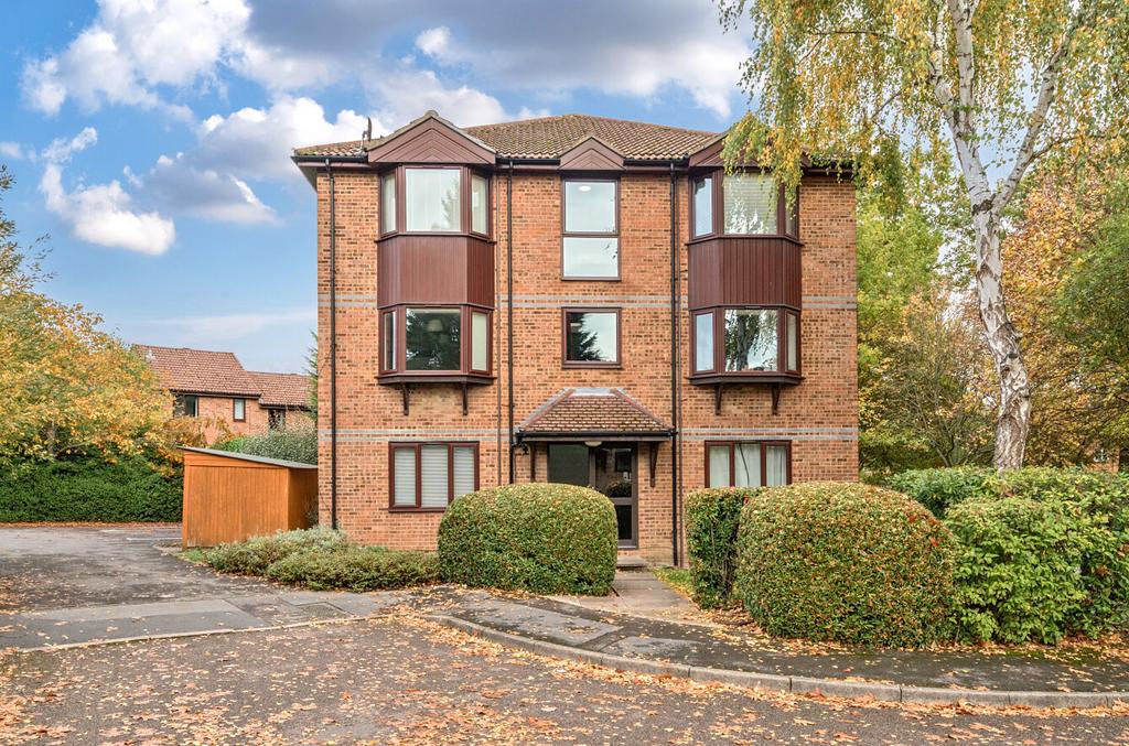 Swaledale Gardens, Hampshire GU51 1 bed flat - £1,100 pcm (£254 pw)