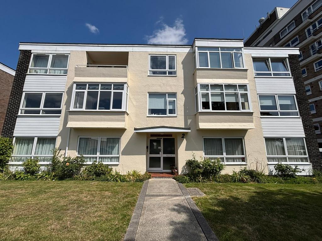 Queens Road, Frinton-on-Sea, CO13 2 bed flat - £1,200 pcm (£277 pw)