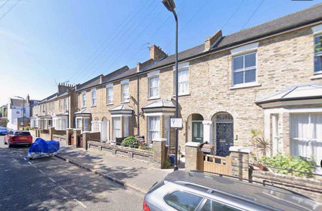 Fassett Square, London, E8 5 bed house - £5,495 pcm (£1,268 pw)