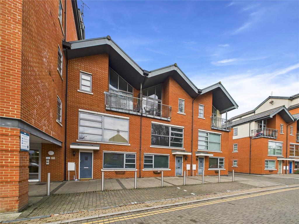 Rotary Way, Colchester, Essex, CO3 3 bed apartment - £1,350 pcm (£312 pw)