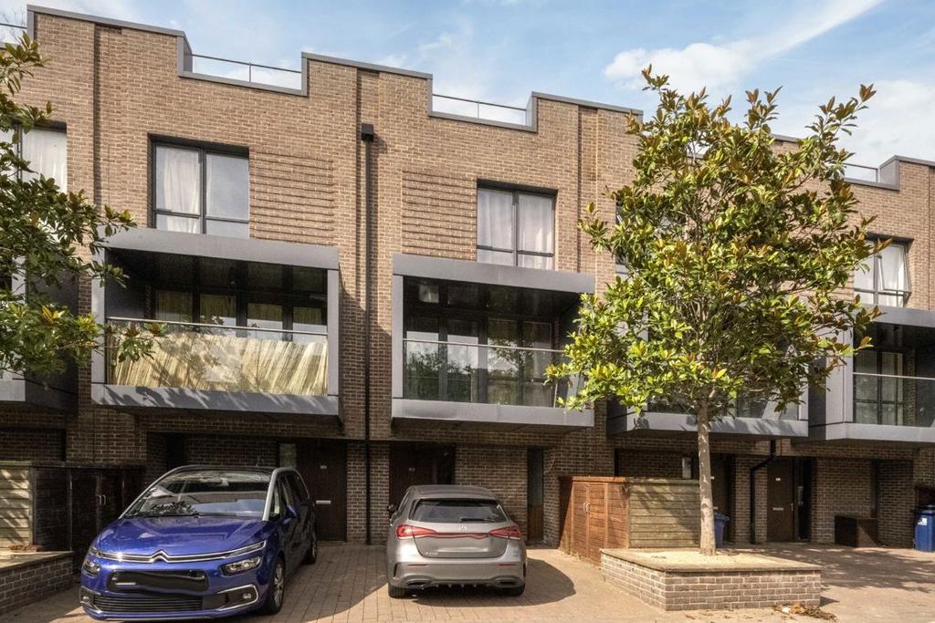 Sir Alexander Close, London W3 4 bed house - £3,800 pcm (£877 pw)