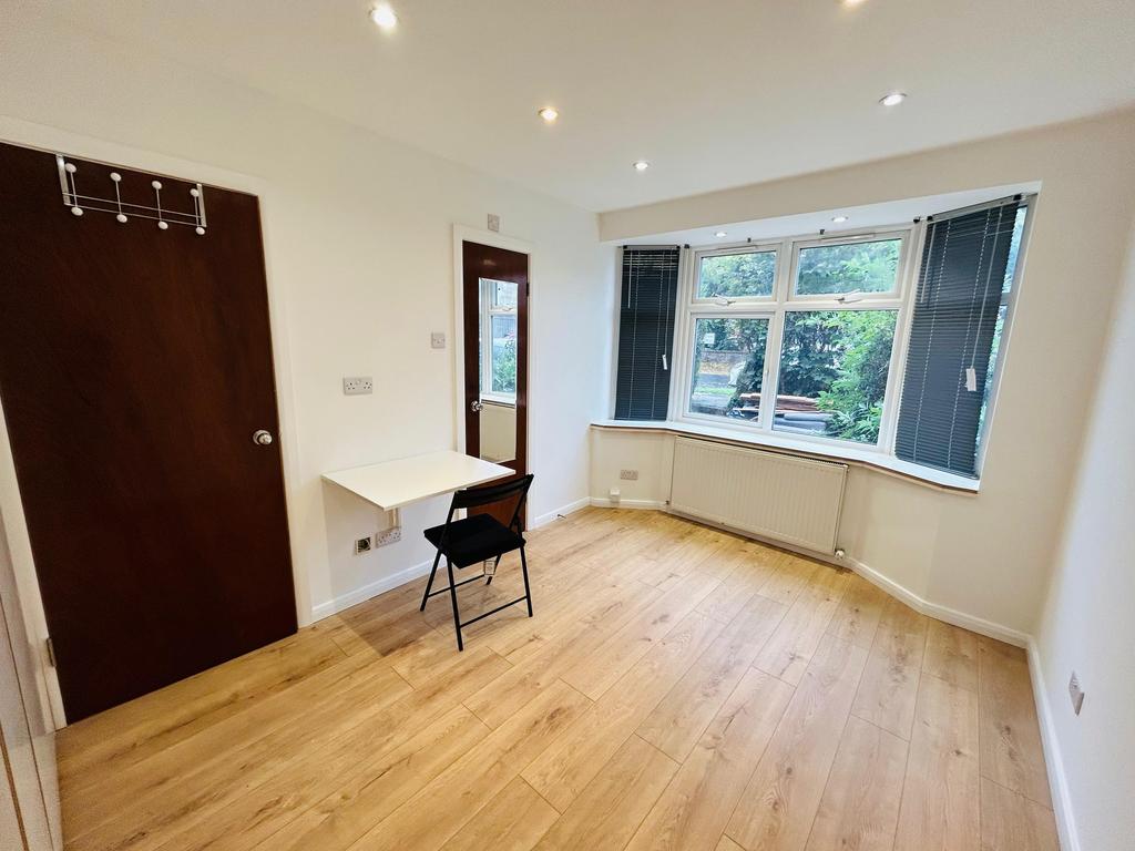 Oldfield Lane South, Greenford UB6 Studio - £1,150 pcm (£265 pw)