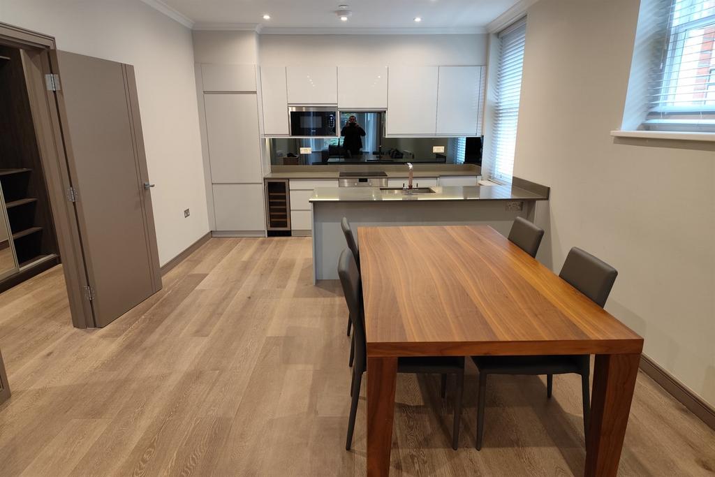 London WC1R 2 bed flat - £3,850 pcm (£888 pw)
