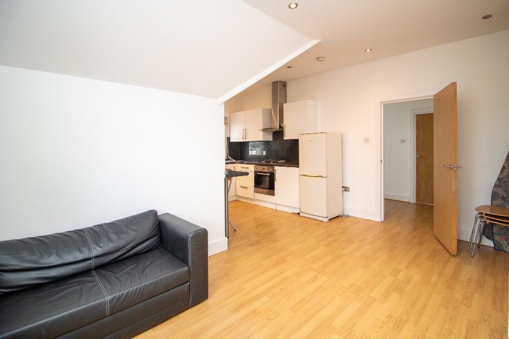 14 Westwell Road, Streatham, SW16 5RT 1 bed flat - £1,450 pcm (£335 pw)