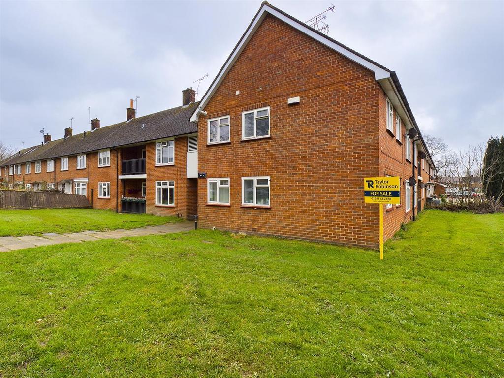 Northgate, Crawley 2 bed maisonette - £1,500 pcm (£346 pw)