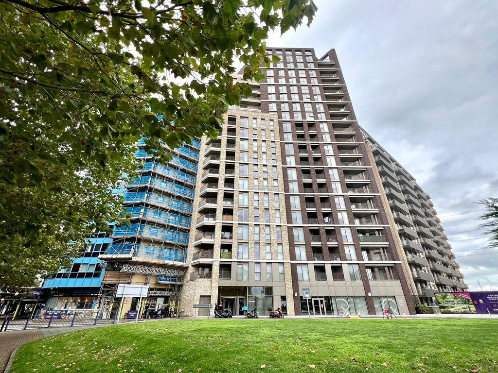 Royal Docks West, Western Gateway... 2 bed apartment - £2,648 pcm (£611 pw)