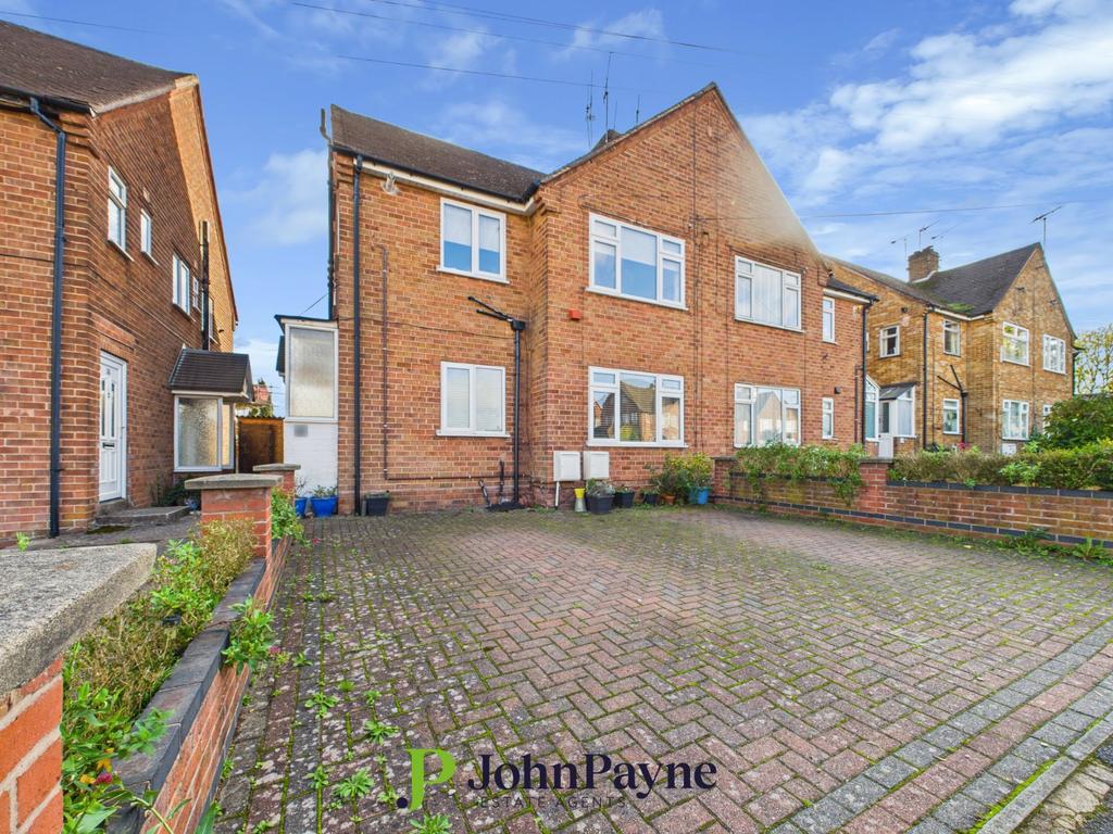 Four Pounds Avenue, Chapelfields... 2 bed maisonette - £850 pcm (£196 pw)