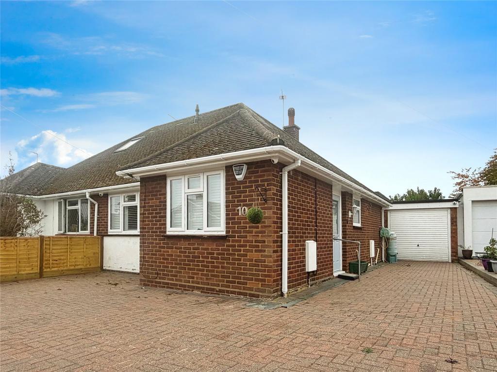 Priory View, Hitchin SG4 2 bed bungalow - £1,600 pcm (£369 pw)