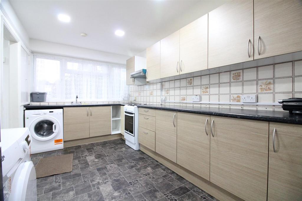 Dunedin Way, Hayes 3 bed flat - £1,900 pcm (£438 pw)