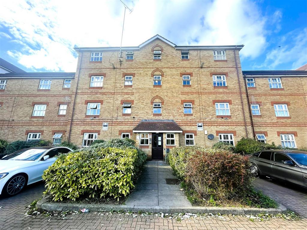 Bluebell Way, Ilford Essex IG1 2GZ 1 bed apartment - £1,550 pcm (£358 pw)