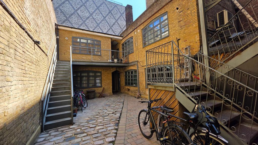 Curtain Road, London, EC2A 1 bed flat - £2,100 pcm (£485 pw)