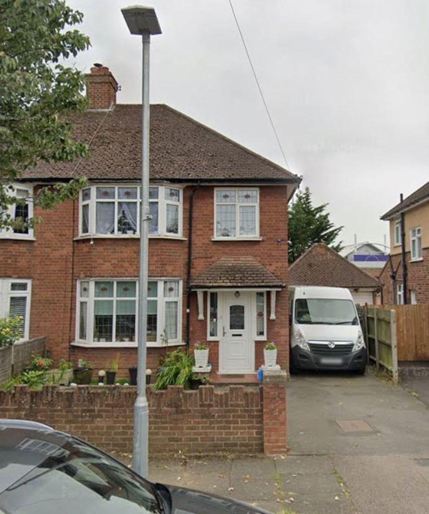 Kingsbrook Road 3 bed house - £1,350 pcm (£312 pw)