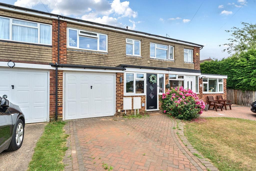 Bench Manor Crescent, Chalfont St.... 4 bed terraced house - £2,250 pcm ...