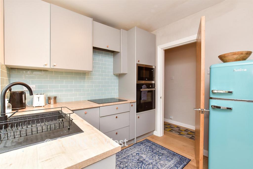 Prince Regents Court, Brighton BN2 3 bed ground floor flat - £281,000