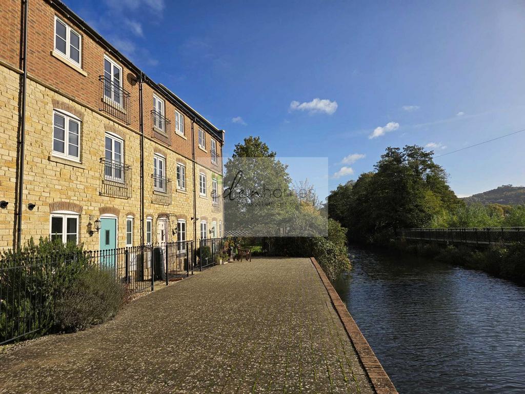 Greenaways, Ebley, Stroud... 4 bed terraced house - £1,500 pcm (£346 pw)