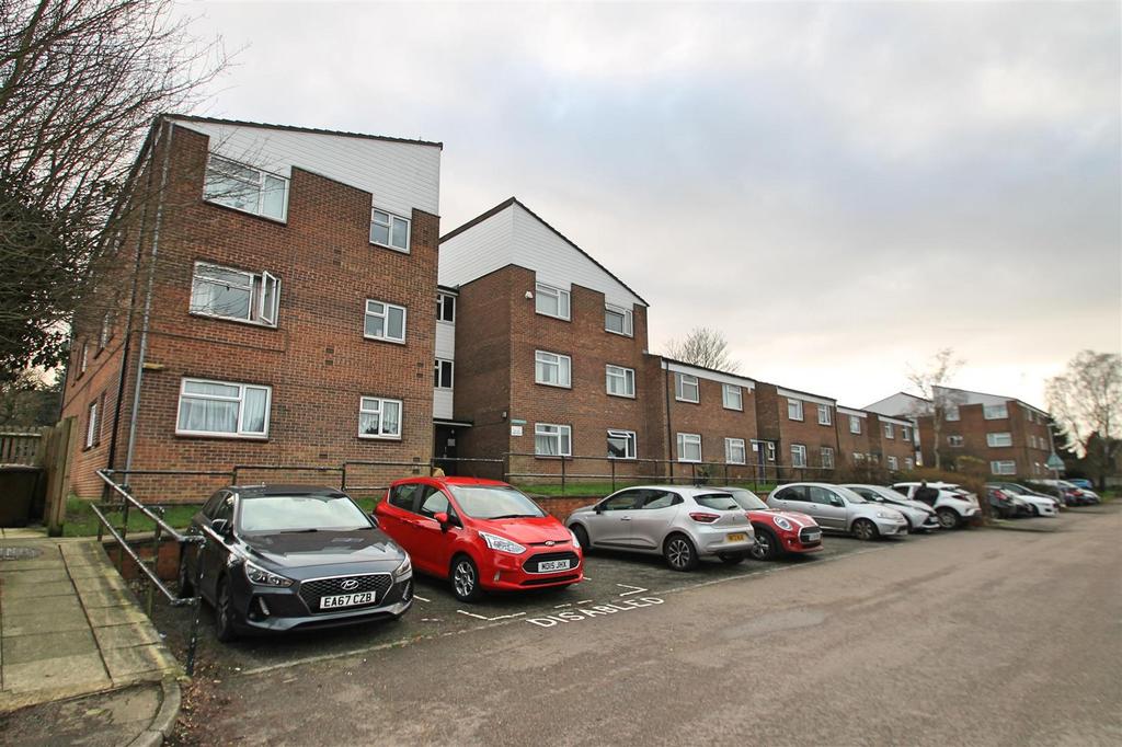 Vega Road, Bushey WD23 1 bed flat - £1,300 pcm (£300 pw)
