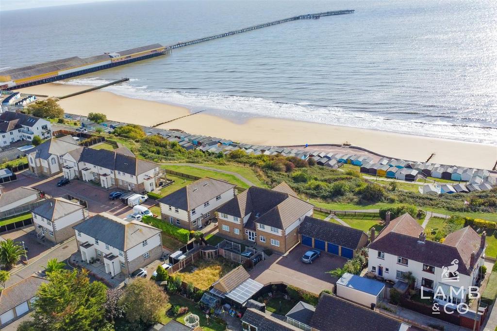 Seaview Heights, Walton On The Naze CO14 2 bed flat - £1,200 pcm (£277 pw)