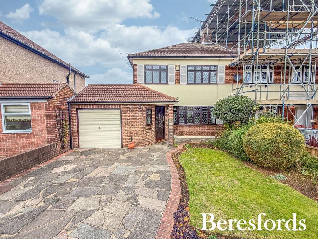 Little Gaynes Lane, Upminster, RM14 3 bed semi-detached house - £650,000