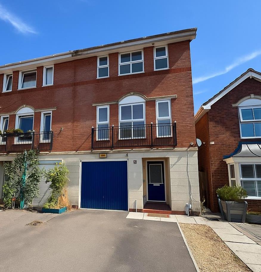 Vickers Road, Aldershot GU12 4 bed semi-detached house - £2,250 pcm (£ ...