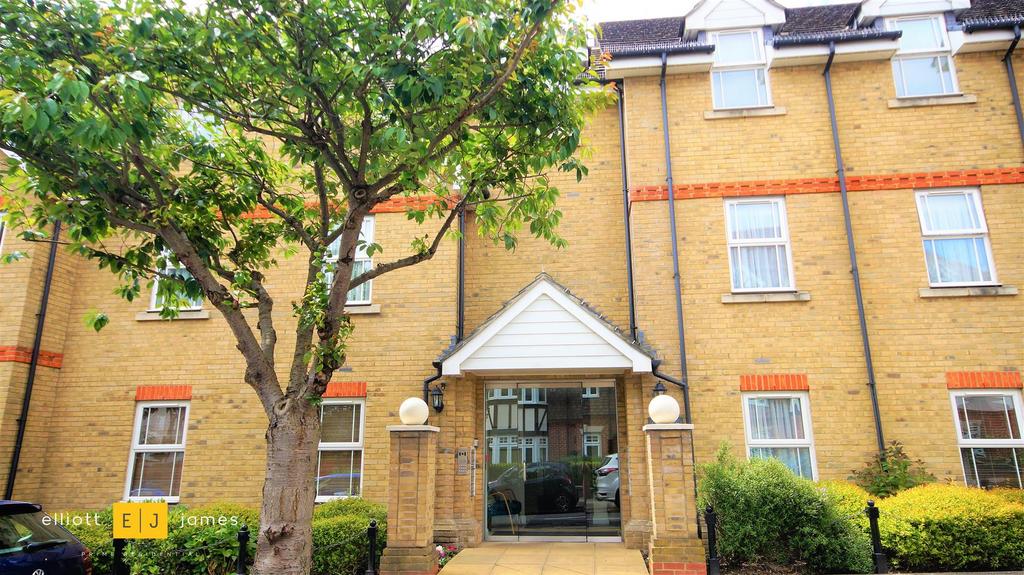 Lower Park Road, Loughton IG10 2 bed penthouse - £1,850 pcm (£427 pw)