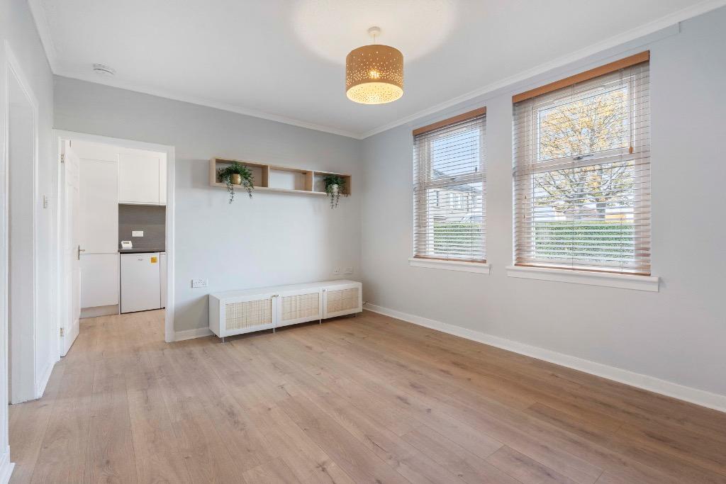 Glendevon Park, Balgreen, Edinburgh... 2 bed flat - £1,295 pcm (£299 pw)