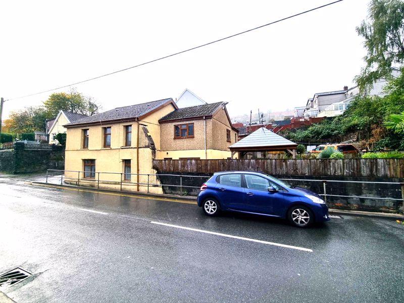 Penrhiwceiber Road, Mountain Ash CF45 3 bed detached house - £250,000