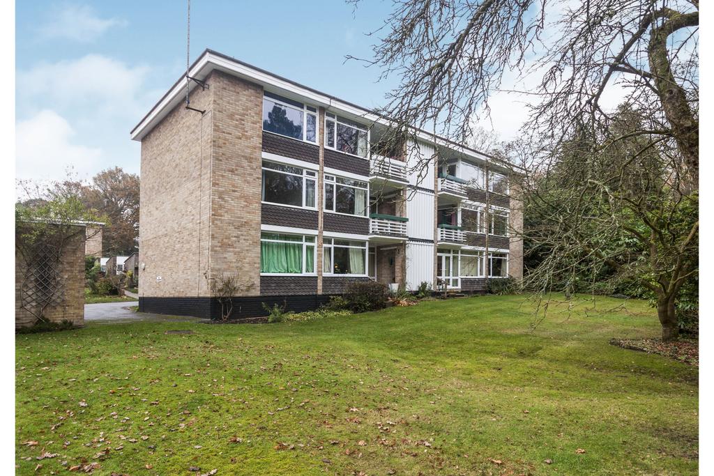 Heathermount Gardens, Crowthorne, RG45 2 bed flat - £1,295 pcm (£299 pw)