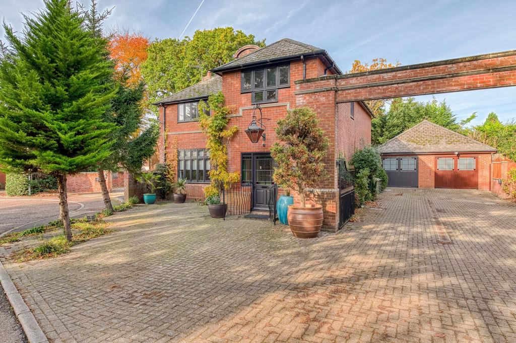 Headley Drive, North Walsham 4 bed detached house - £1,695 pcm (£391 pw)
