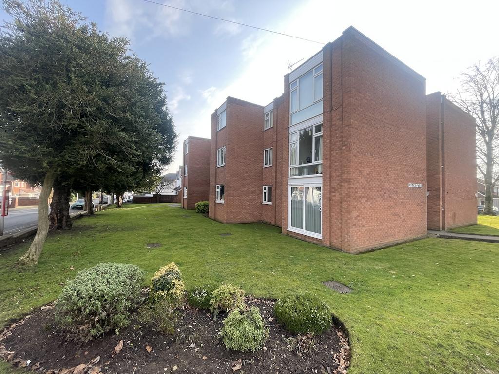 STOURBRIDGE - Beech Court 2 bed flat to rent - £875 pcm (£202 pw)