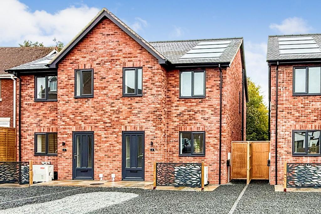 Redditch B97 3 bed semi-detached house - £1,300 pcm (£300 pw)