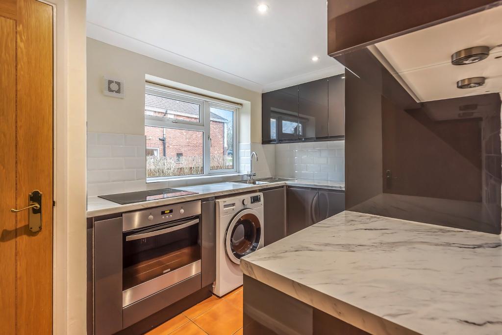 Larch Close, Oxford, Oxfordshire, OX2 2 bed flat - £1,450 pcm (£335 pw)