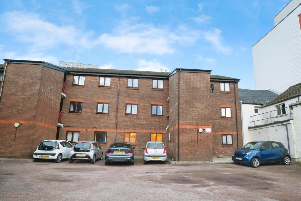 Pascall Court, St. Peters Street... 2 bed flat - £1,100 pcm (£254 pw)