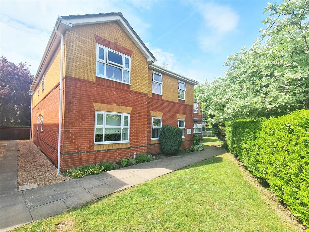 Redgrave Court Star Lane, Ash 2 bed flat - £1,250 pcm (£288 pw)
